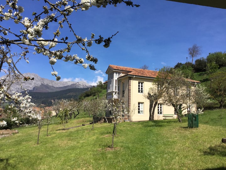 Villa Elena: Habitación Con Galería - Potes