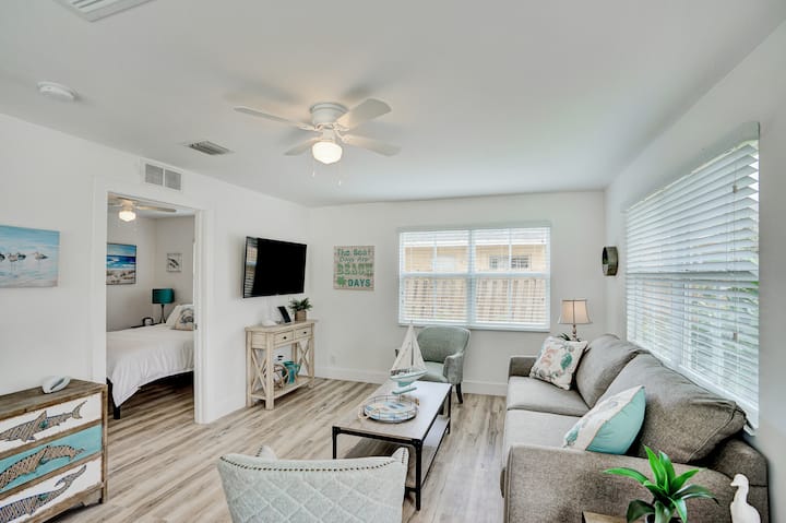 Beach Escape One Block From The Ocean - Pompano Beach, FL