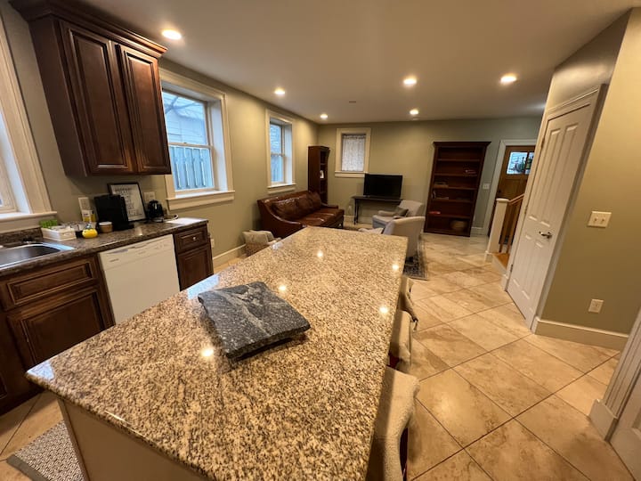 Beautiful 3 Bdrm Carriage House, 2 Blocks To Uvmmc - Burlington, VT