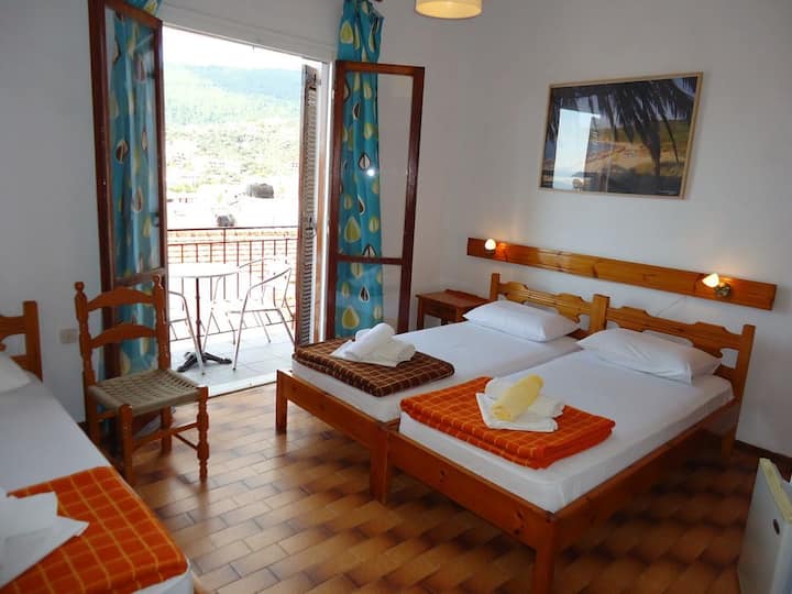 Pension Margarita - Overview Triple Room - Skiathos
