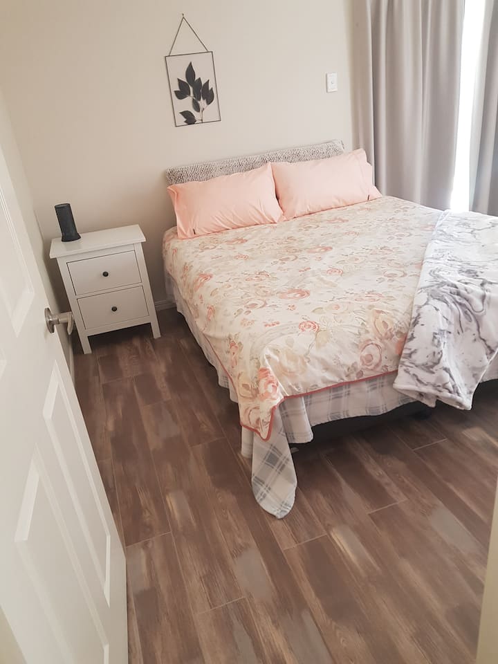 Private Queen Room Clean & Comfy - Beachmere
