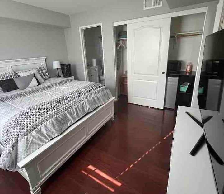 Lovely Bedroom In Eastlake Garage Adjacent To Room - Chula Vista, CA