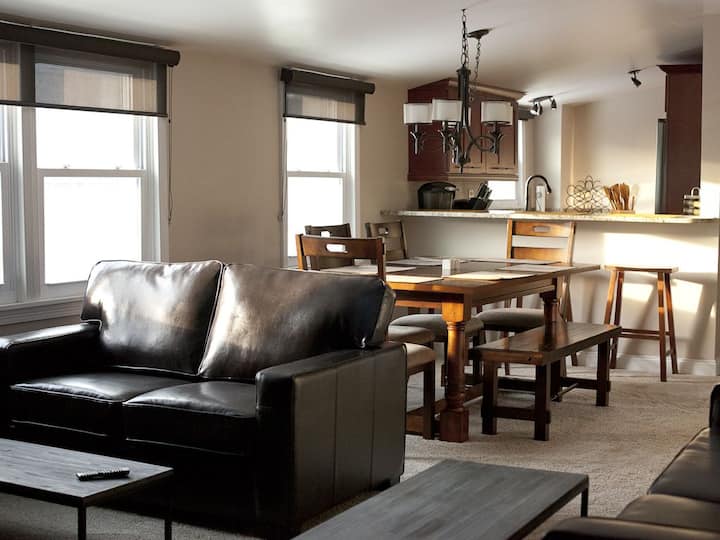 Cozy, Sunny 3 Bed Condo -Direct Mountain Access - Stowe, VT