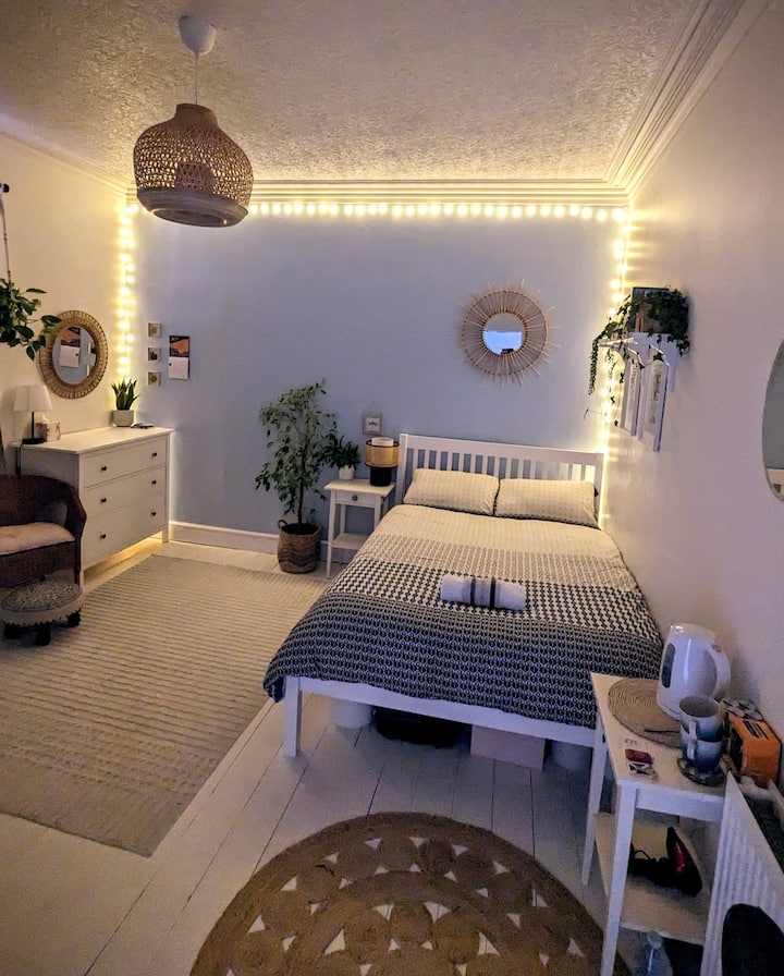 Spacious Room With Private Bathroom  & Garden - Edinburgh