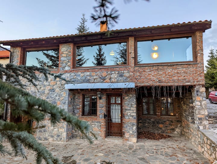Saint Andrew Chalet. Traditional Luxurious Chalet. - Флорина