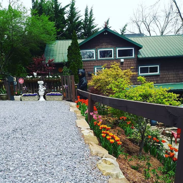 Welcome To "Cozy Oak Cottage" - Asheville, NC
