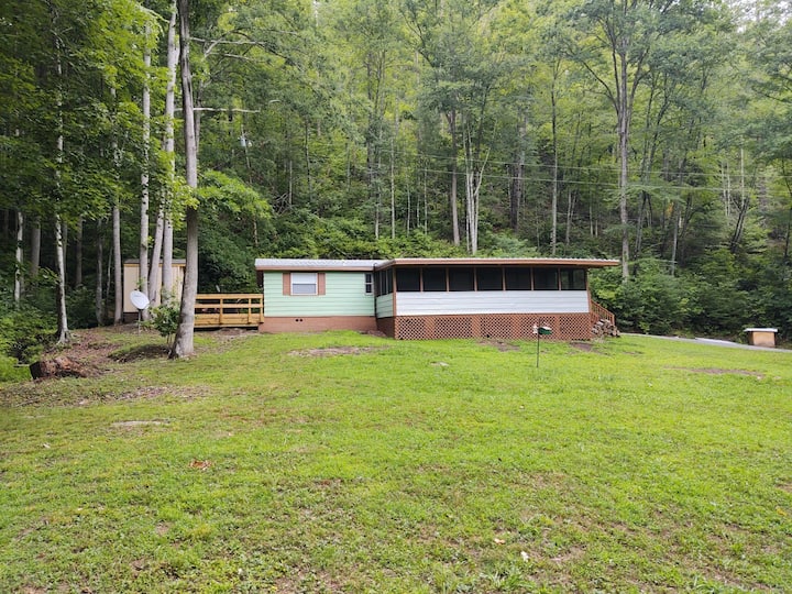 Inviting 3 Bedroom 2 Bath Cabin - Sylva, NC
