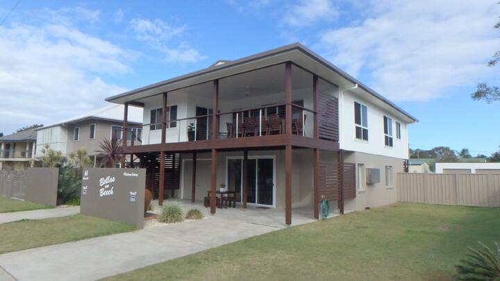 Beach Front, Spacious & Stunning W 3 Bedrooms - Broadwater