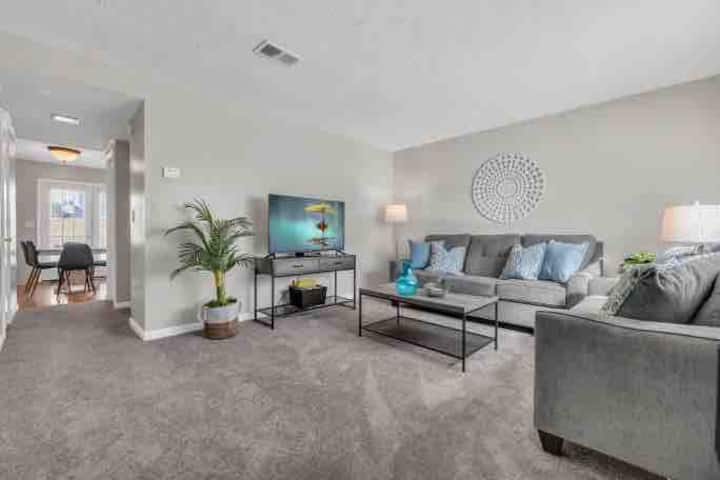Cheerful 2 Bdrm/2.5 Bath Metro Atlanta Townhouse - Stockbridge, GA