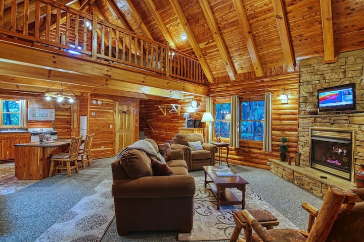 Romantic Cedar Cabin With Jacuzzi & Fireplace - Berlin, OH