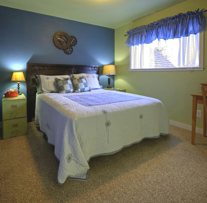 Red Century Home Shared; Ptv/bedrooms/bathroom. - Port Angeles, WA