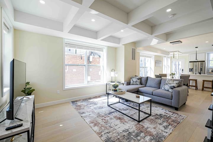 Spacious & Serene Manor Park Gem ~ Deck ~ Parking! - Silver Spring, MD