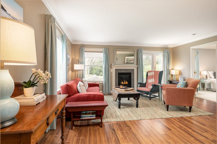 Leland Home + Pickleball Ct. + 2200ft +Backyard - Leland, MI