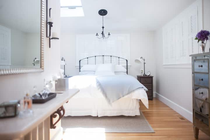 Spacious Sunny Farmhouse In Quiet Neighborhood - Lake Quannapowitt, MA