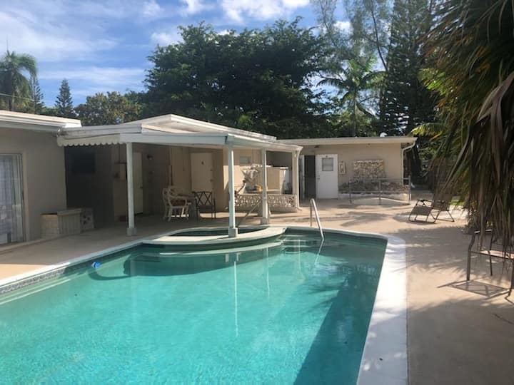 Cozy 1 Bdrm W/pool & Patio, Near Town & Beach Slp4 - Hollywood, FL