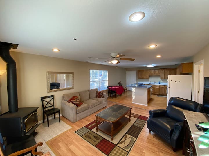 3rd Floor South Apartment Near Razorback Stadium - Fayetteville, AR