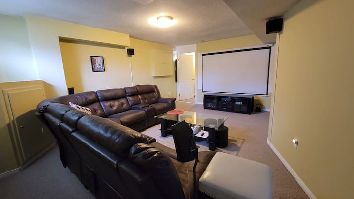 Luxurious Private Suite: With A Cozy Home Theater - Barrie