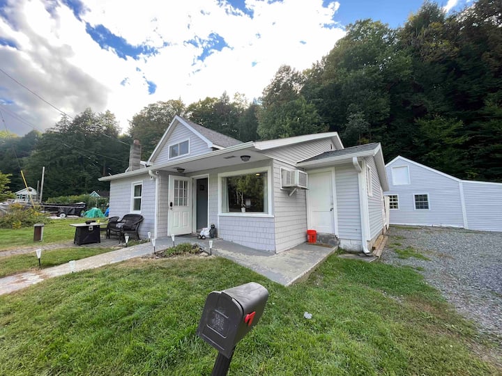 Brooks Bay (Beautiful Lake View, Fire Pit,grill) - Corinth, NY