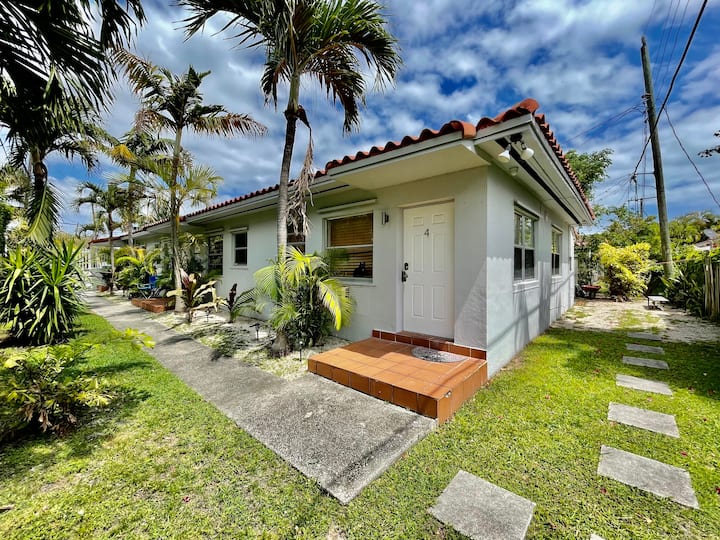 Retro 1br Apt #2 | Steps From The Water + Parking! - Miami, FL