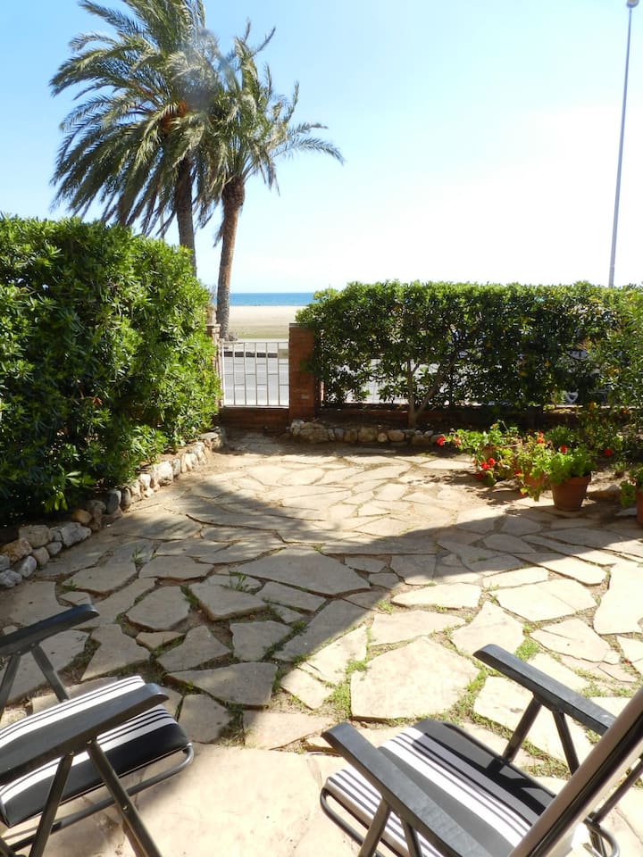 Apt.2 Beachfront With Garden By Barcelona - Castelldefels