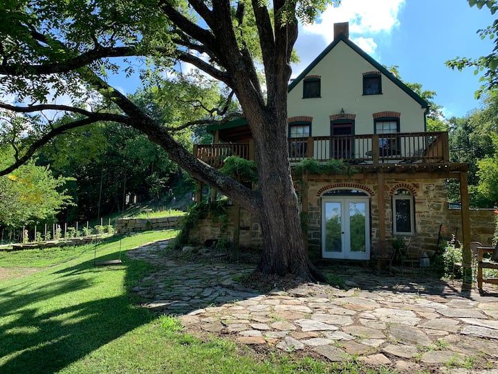 The Old House At Schon Stein Farm & Vineyards - Hermann, MO