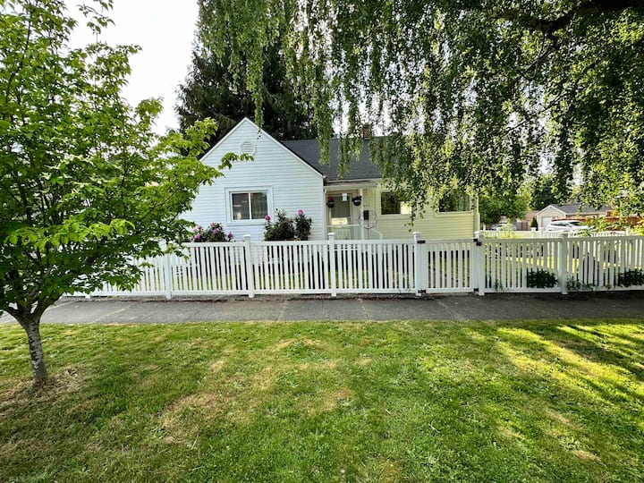 Bodeke's N. Tacoma Landing W/hot Tub, Near Ups - Tacoma, WA