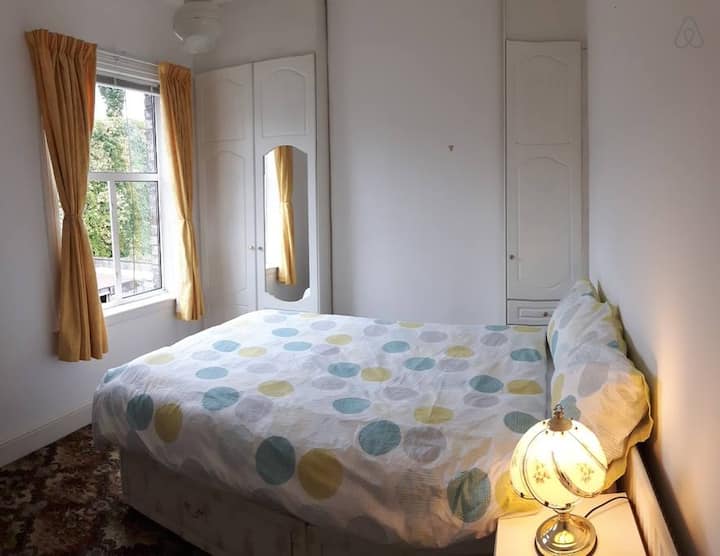 Private: 2 Bedrooms, Bath & Kitchenette - Dublin