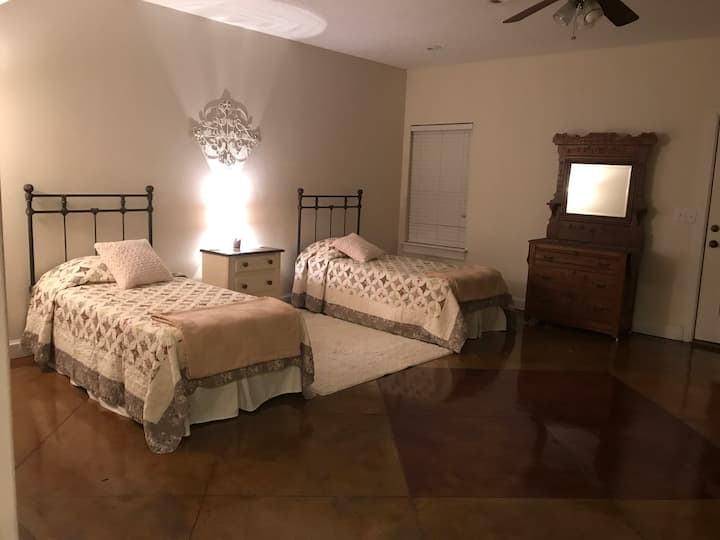 Spacious 2,200 Sq. Lower Level,  Living Quarters - Springdale, AR