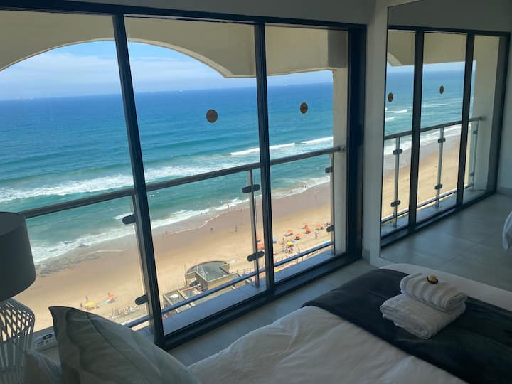 1102 Bermudas Ocean View Beachfront Apartment - Umhlanga