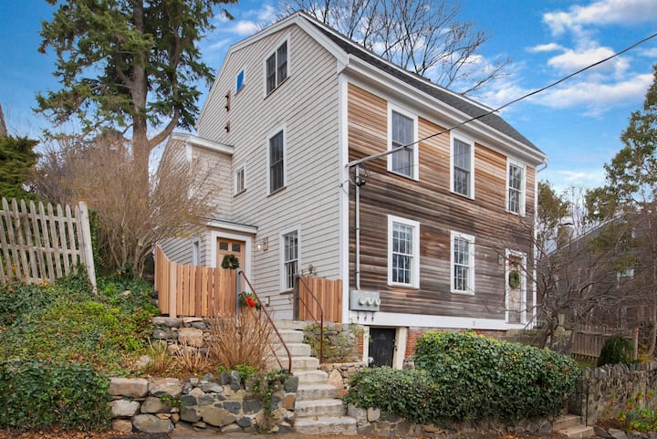 Renovated Apartment In Marblehead Historic District - Beverly, MA