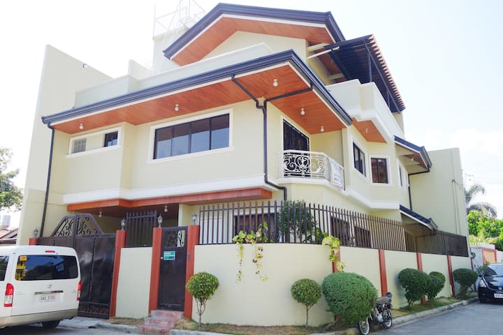 Exclusive Talisay City House With Rooftop - Cebu