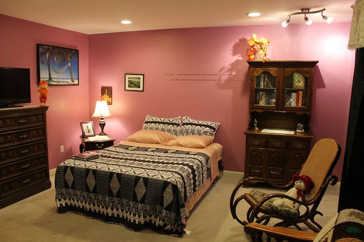 Country Pretty On The Edge Of The City! - Farmington Hills, MI