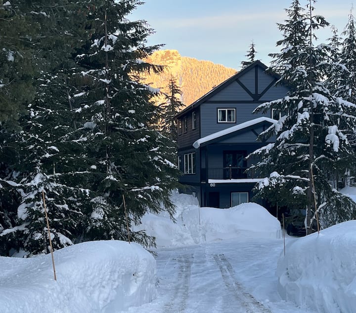 Treehouse At Summit Snoqualmie Ski & Bike Resort - Snoqualmie Pass, WA