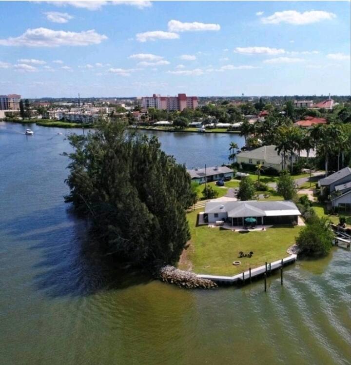 Cozy Apt Right On The Water, Steps To Town Center! - Venice, FL