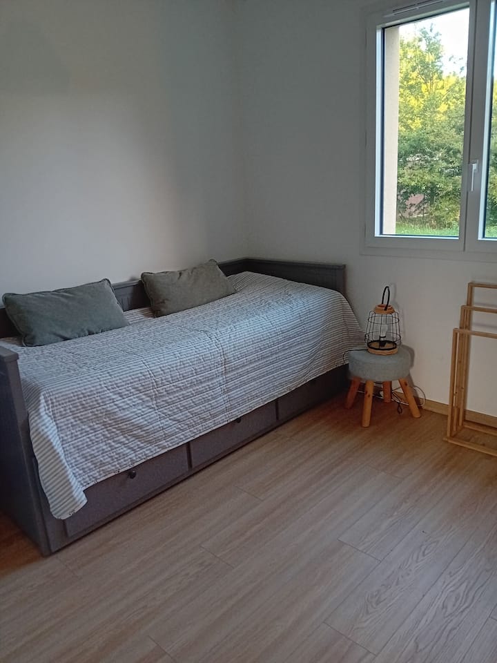 Chambre Dans Belle Maison Avec Piscine - Limoges