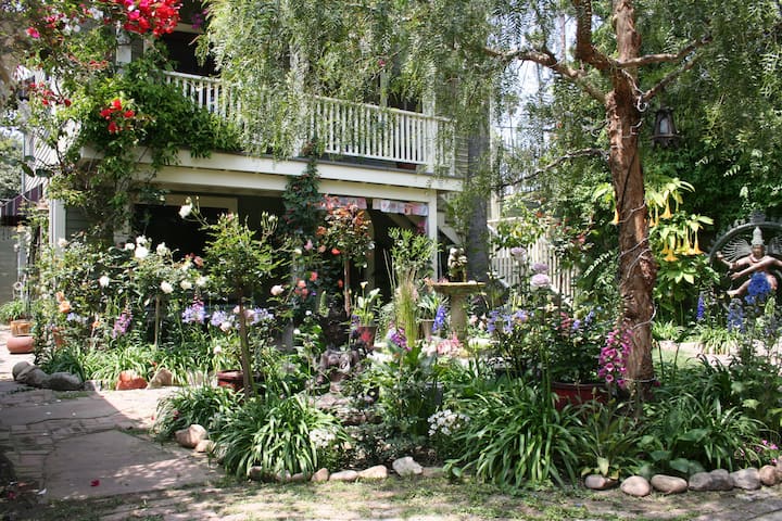 Lush Garden Guesthouse Near Abbot Kinney - Heal the Bay Aquarium, Santa Monica
