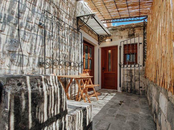 Old Town Chic & Charming Bay View Loft & Terrace - Kotor