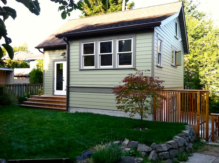 Seattle Backyard Cottage-Queen Anne - Guesthouses for Rent in Seattle ...