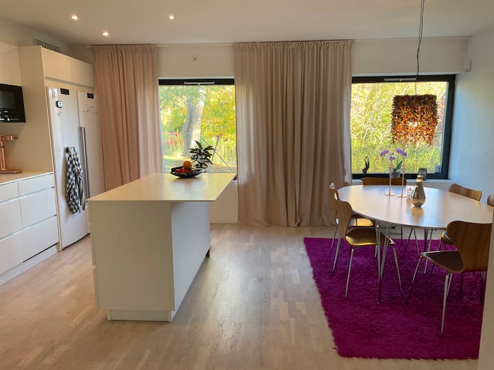 Modernt Och Nära Till Natur Och Kommunikationer - Stockholm