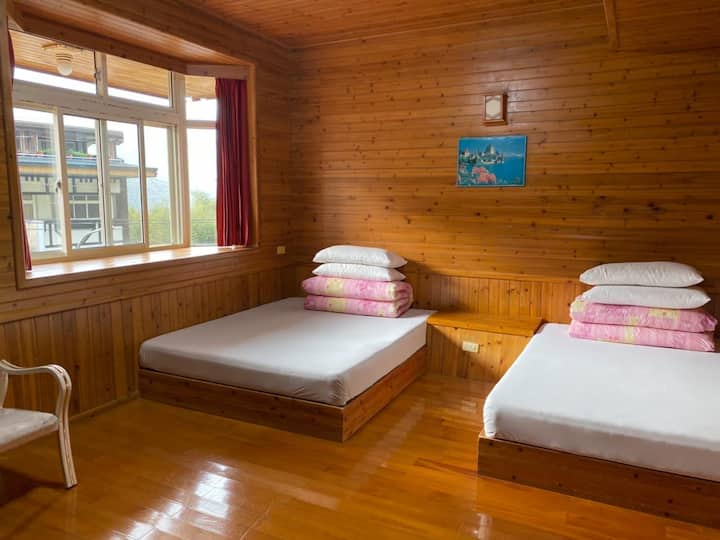 鄰近溪頭森林遊樂區、四人山景套房(附早餐、歡迎品茶) - Jiji