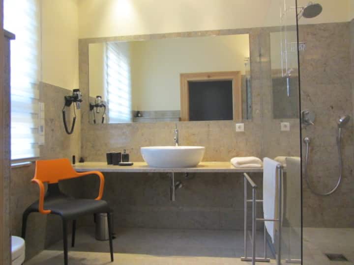 Exclusive Overnight In Landau - Landau