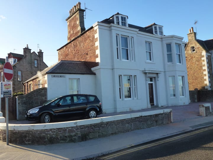 Beachfront, Groundflat, Fab Views, Private Parking - North Berwick