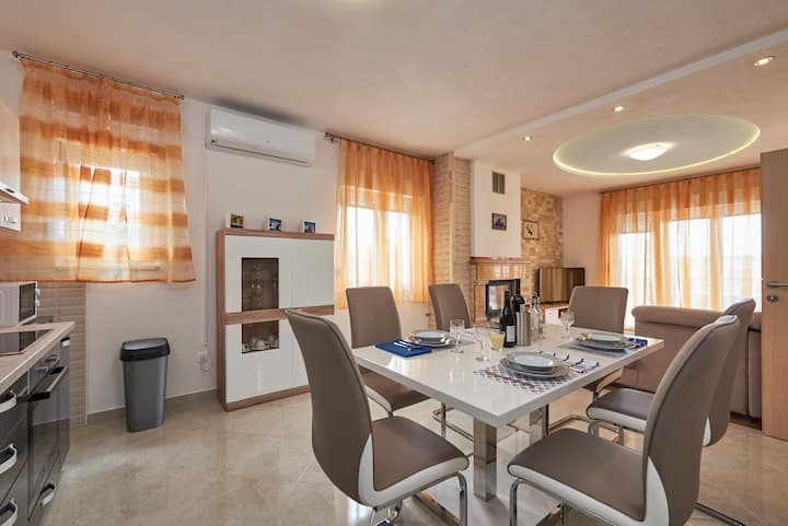 Large 3br Home In Trogir | Sea View & Parking - Trogir