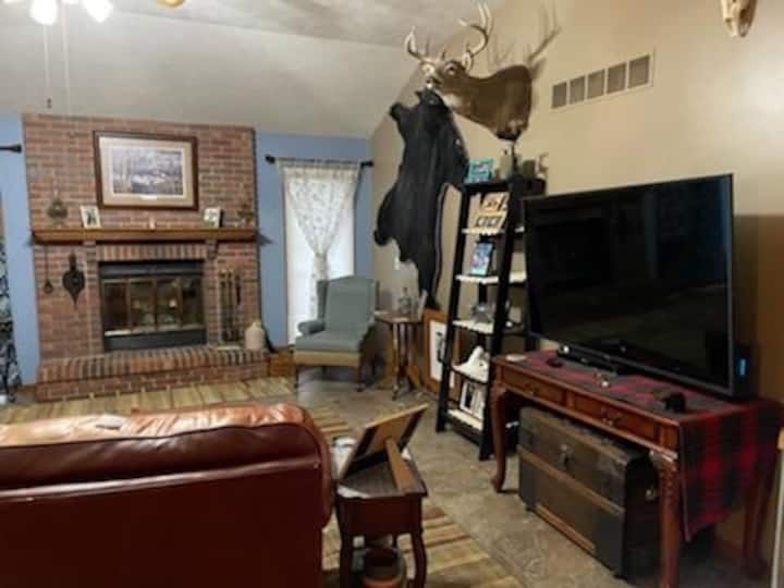 Br W Queen Bed, Full Bath And 2 Twin Beds Avail - Salina, KS