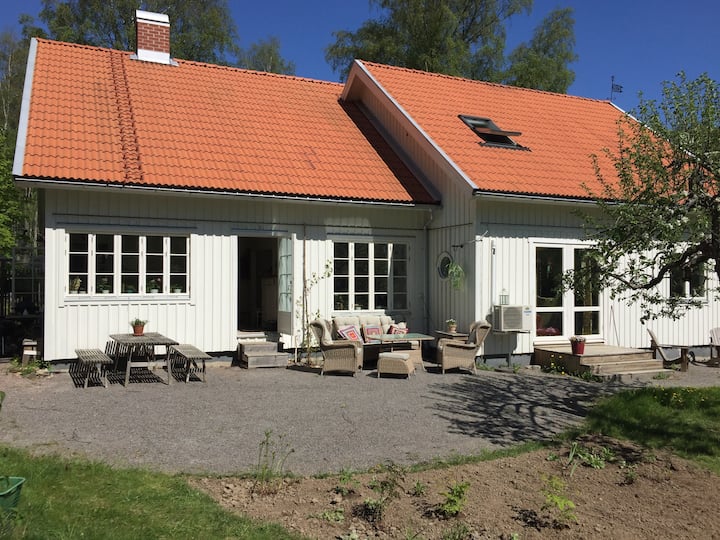 Sjönära Villa Med Vedeldad Bastu - Uppsala