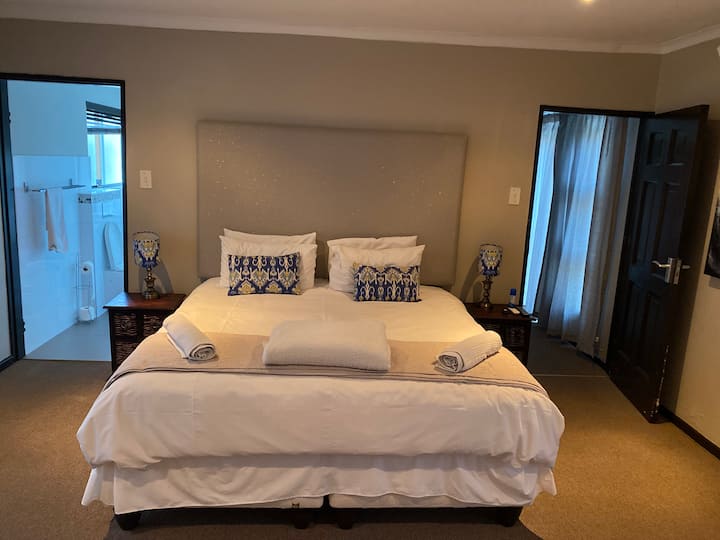 Seaside Guest Room With Mountain View - Hermanus