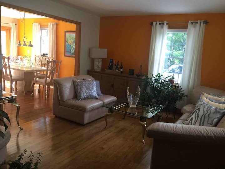 Mi Casita Rm#1 (Queen Bed) *Additional Twin Bed - Lee, MA