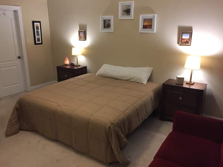King Size Bed With Office And Private Bathroom - Cary, NC