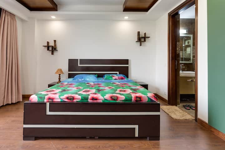 Elegant Ensuite Room In Terrace Apartment - New Delhi