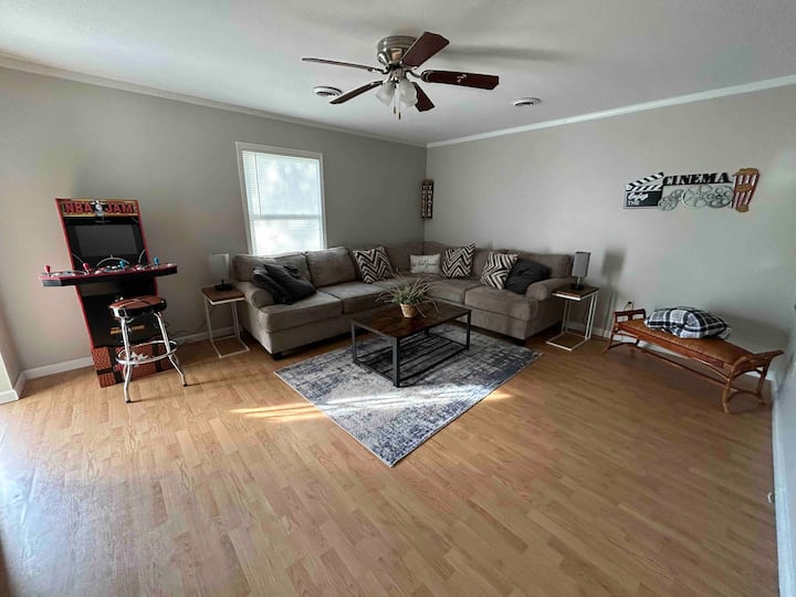 Comfy/arcade/cedar Pt/kalahari/summit Ra/cornhole - Norwalk, OH
